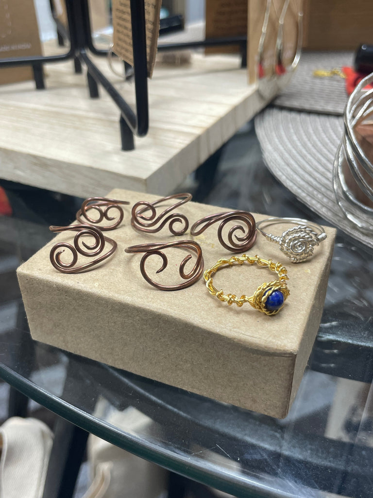 Hand-twisted wire ring - swirls | Ecotienda La Chiwi